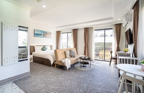 Suíte júnior, sacada | 1 quarto, quartos à prova de som, Wi-Fi de cortesia, roupa de cama