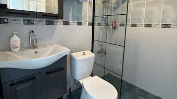 Quarto Familiar | Casa de banho | Um polibã, um chuveiro fixo, um secador de cabelo, chinelos