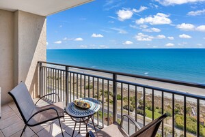 Condo com design assinado, 1 quarto, sacada, vista para o oceano | Vista da sacada