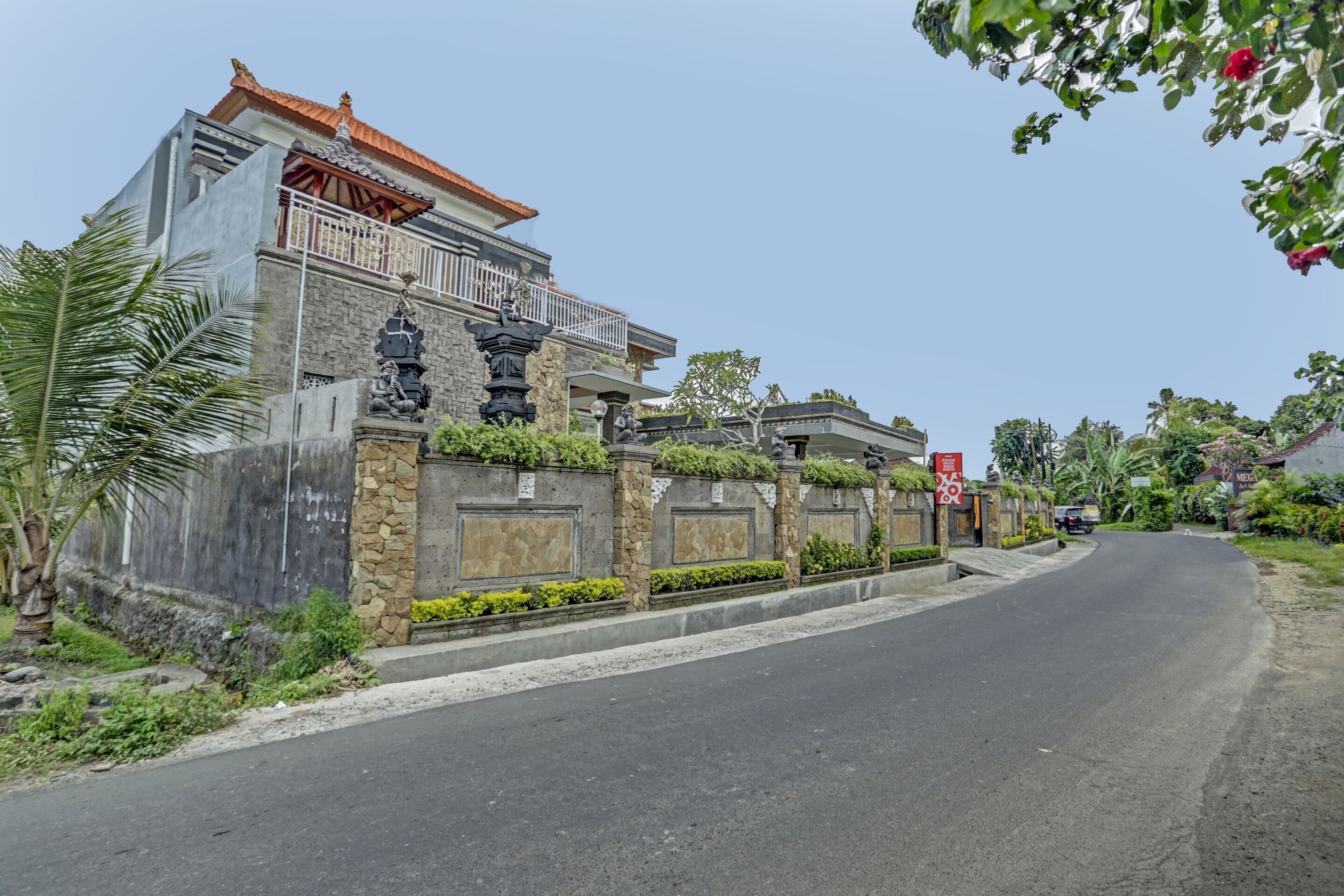 Um edifício tradicional com fachada de pedra, telhado ladrilhado e portão.