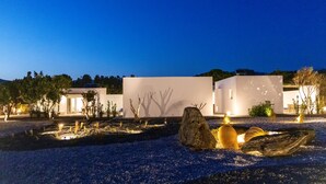 Um edifício moderno com design minimalista, apresentando um telhado plano e grandes janelas.