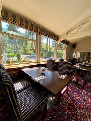 Café da manhã com buffet grátis todos os dias