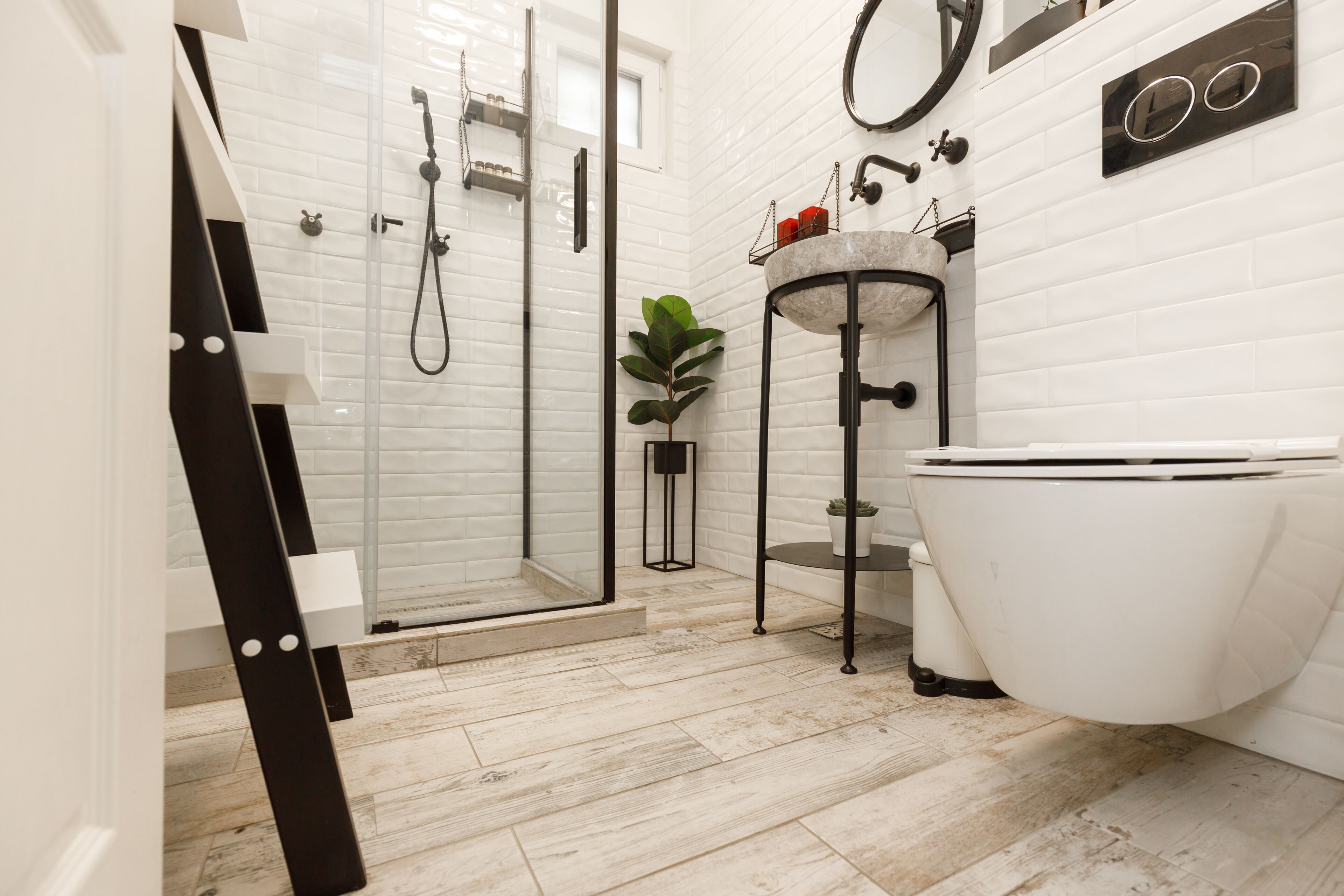 Apartamento Exclusivo | Casa de banho | Um polibã, um chuveiro fixo, artigos de higiene pessoal grátis 