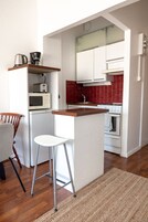 Apartamento conforto | Cozinha privada | Geladeira, micro-ondas, fogão, cooktop