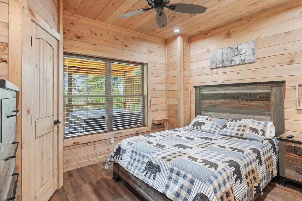 Brand New 2 Bedroom Cabin With Hot Tub, Pool Table, Resort Amenities And More! - Townsend, TN