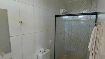 Quarto Triplo Exclusivo | Casa de banho | Um polibã, artigos de higiene pessoal grátis
