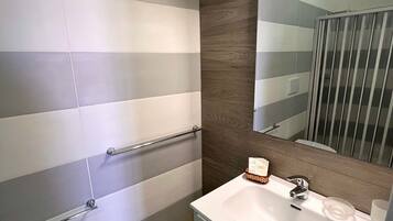 Quarto luxo | Banheiro | Chuveiro, chuveiro com efeito de chuva, produtos de toalete grátis