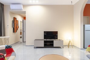 Apartamento clássico | Área de estar | TV 32 polegadas com canais digitais