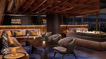 2 bares/lounges