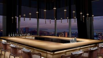2 bares/lounges