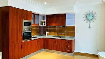 Geladeira grande, micro-ondas, fogão, cooktop