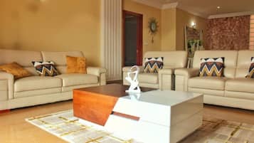 Apartamento executivo | Área de estar | TV de tela plana