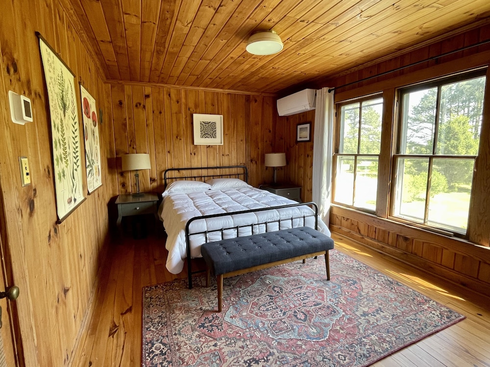Downings Farmhouse - a Historic 6 Bedroom Home on 3 Acres of Yard and ...