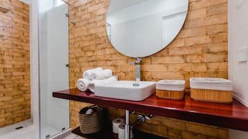 Apartamento luxo | Banheiro | Chuveiro, chuveiro com efeito de chuva, secador de cabelo, piso aquecido