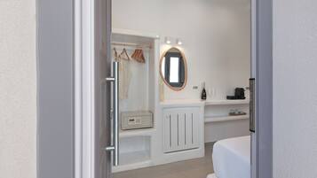 Quarto Triplo Deluxe | Lençóis de algodão egípcio, roupa de alta qualidade, cofre no quarto