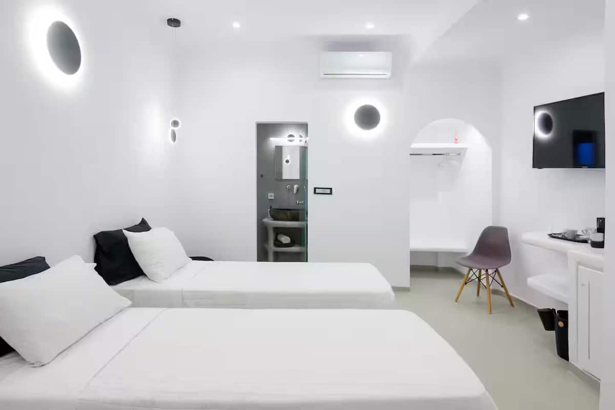 Quarto Twin Deluxe | Lençóis de algodão egípcio, roupa de alta qualidade, cofre no quarto