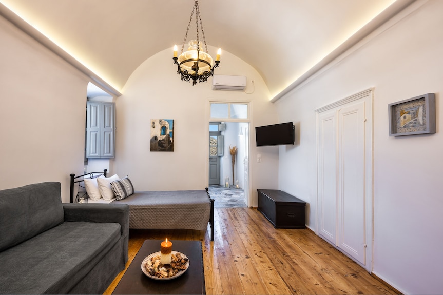 450 Years Castle House For 2-5 People/jacuzzi - Santorini