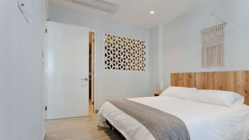 Quarto solteiro luxo | Espaço de trabalho para notebook, ferros/tábuas de passar roupa