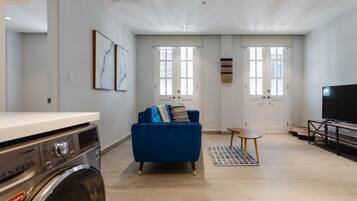 Quarto solteiro luxo | Área de estar | Smart TV 55 polegadas com canais digitais, TV