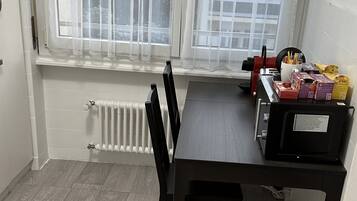 Um frigorífico/congelador grande, um micro-ondas, um forno