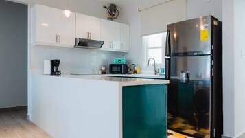 Apartamento Deluxe | Cozinha privada | Um micro-ondas, um forno, uma placa de cozinha