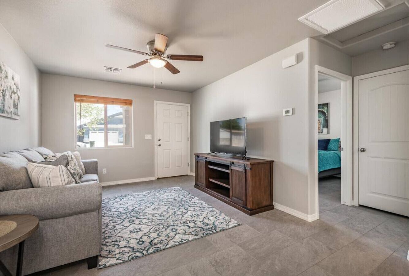 Cheerful New 1 Bed 1 Bath Home-centrally Located - Kingman, AZ