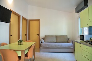 Casa de Campo Familiar, 2 quartos, terraço, vista para o parque | Sala de estar | Televisor de ecr ã plano de 32 polegadas com canais digitais, televisor 