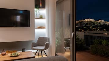 Apartamento Panorâmico, 1 quarto, terraço, Vista para a cidade | Sala de estar | Smart TV de 50 polegadas com canais por cabo, televisor