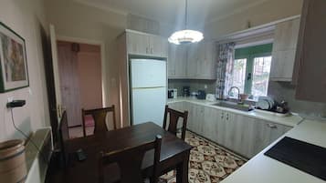 Casa tradicional, várias camas, vista para a montanha | Cozinha privada | Geladeira grande, micro-ondas, fogão, cooktop