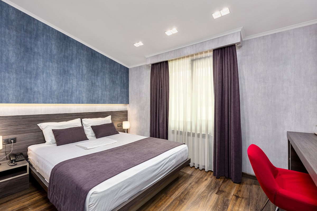 Quarto standard, 1 cama de casal | 1 quarto, escrivaninha, quartos à prova de som, Wi-Fi de cortesia