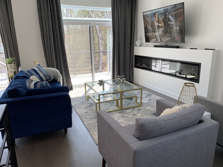 Modern Lakeside Getaway Oasis - Val-des-Monts