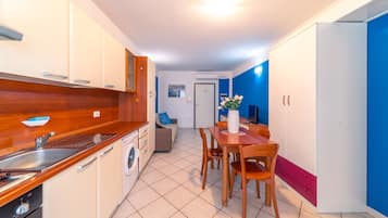 Apartamento Deluxe, 1 quarto, não fumadores, pátio | Cozinha privada | Um frigorífico/congelador grande, um forno, uma placa de cozinha