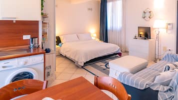 Estúdio Deluxe, 1 cama queen-size e sofá-cama, não fumadores, Vista para a cidade | Roupa hipoalergénica, secretária, Wi-fi grátis