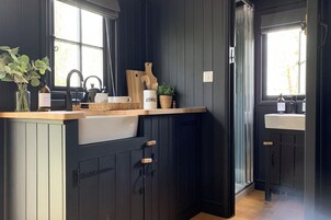 Chuveiro, secador de cabelo, toalhas de banho 