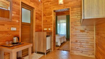 2 quartos, roupa de alta qualidade, minibar, secretária