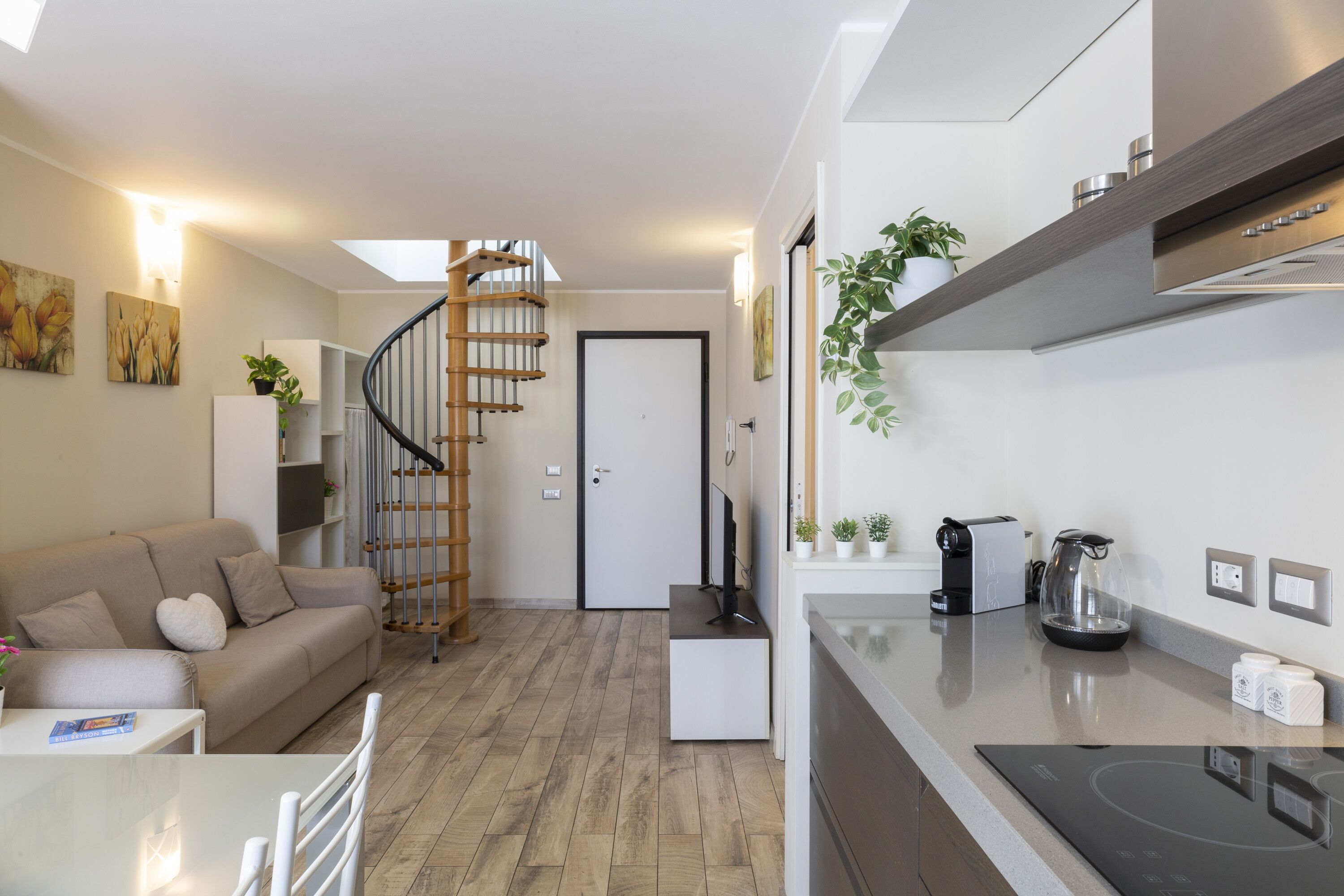 Apartamento conforto | Área de estar | TV de tela plana 43 polegadas com canais digitais, TV