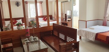 Quarto Triplo Familiar, várias camas, vista para a praia, junto à praia | Roupa hipoalergénica, secretária 