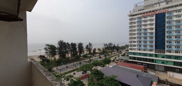Quarto Triplo Familiar, várias camas, vista para a praia, junto à praia | Vista para a praia ou o mar