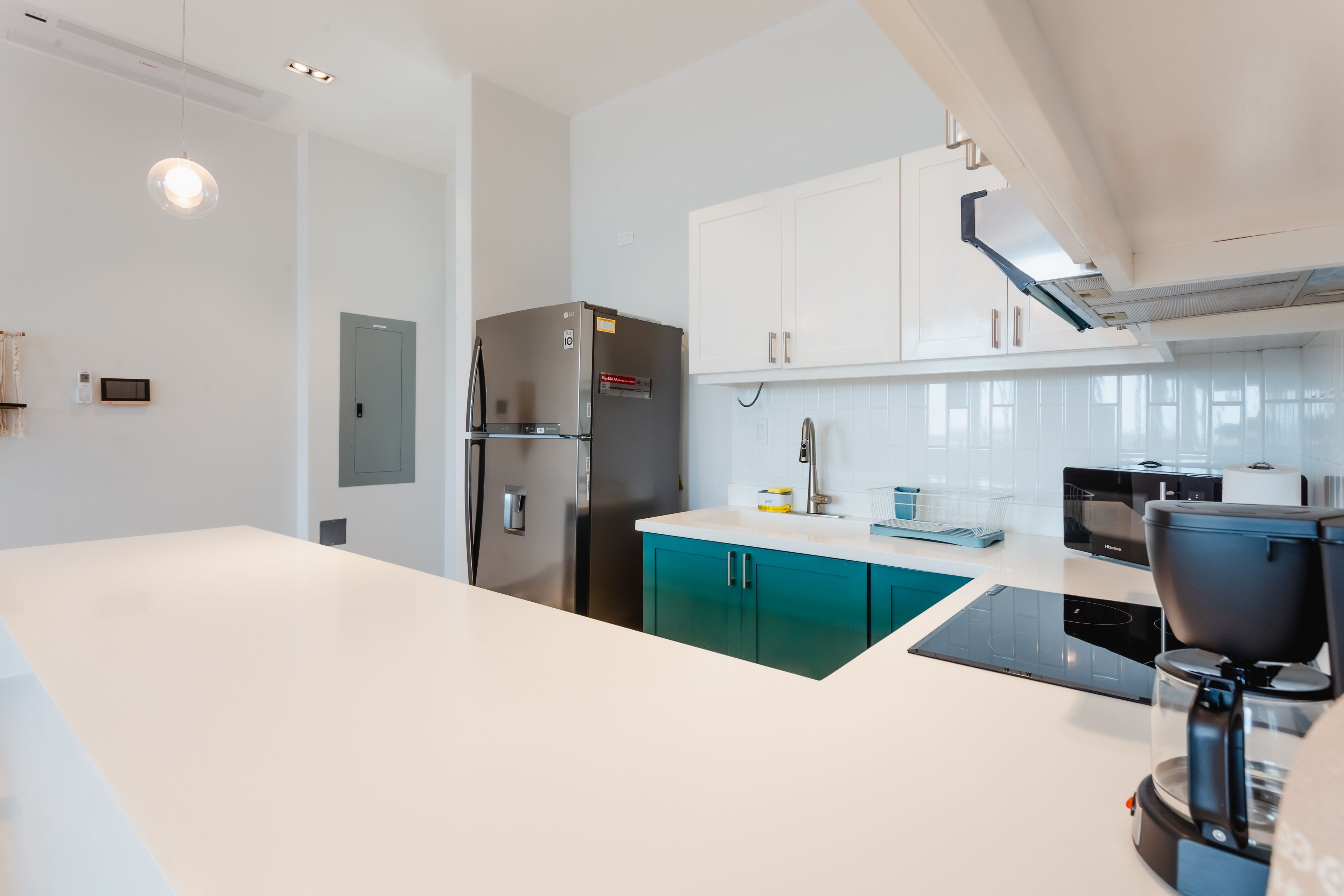 Apartamento Deluxe | Cozinha privada | Um frigorífico/congelador grande, um forno, uma placa de cozinha 