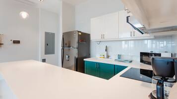 Apartamento Deluxe | Cozinha privada | Um frigorífico/congelador grande, um forno, uma placa de cozinha