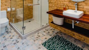 Apartamento luxo | Banheiro | Chuveiro, chuveiro com efeito de chuva, secador de cabelo, piso aquecido