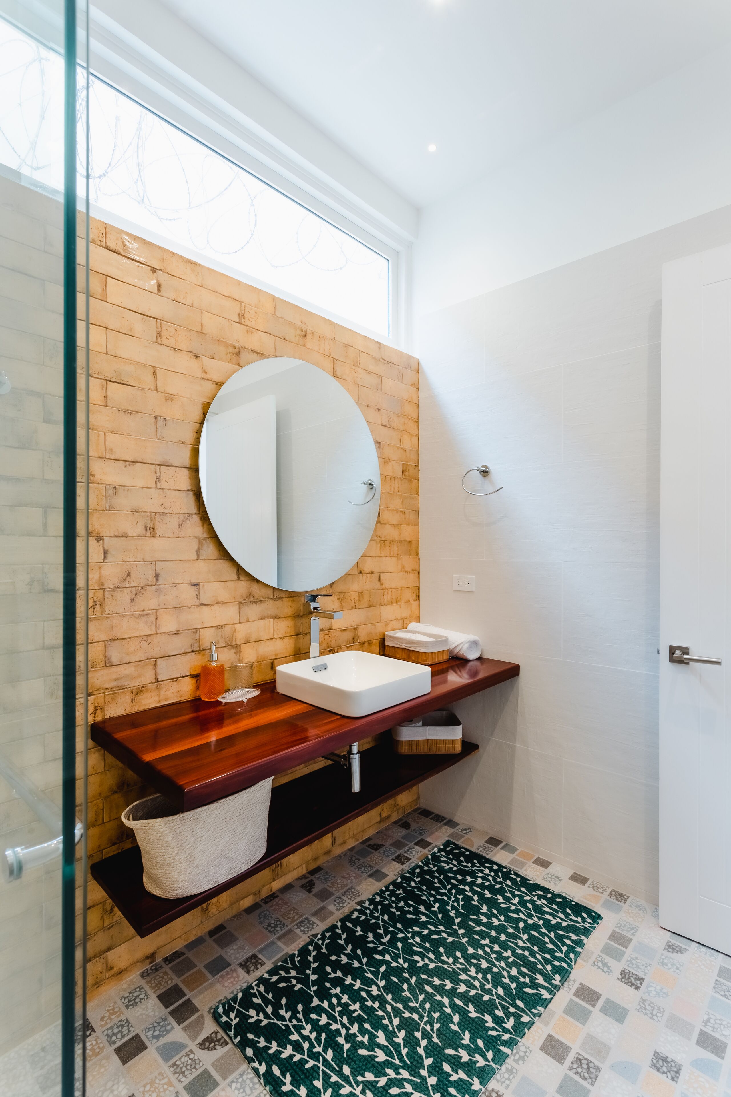 Apartamento Deluxe | Casa de banho | Um polibã, um chuveiro fixo, um secador de cabelo 