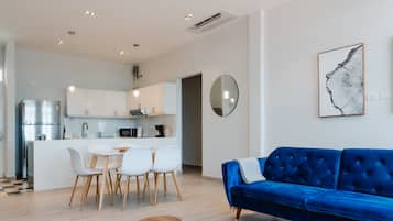 Apartamento Deluxe | Sala de estar | Smart TV de 55 polegadas com canais digitais, televisor