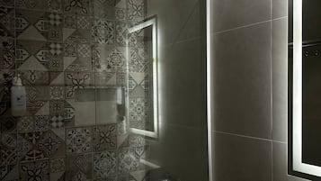 Quarto casal família | Banheiro | Chinelos, toalhas de banho, sabonete, shampoo