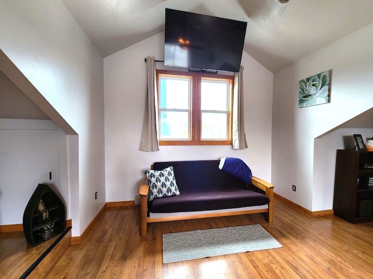Lakeshore Loft - Spacious Apartment, Walking Distance To Private Beach Access - Michigan