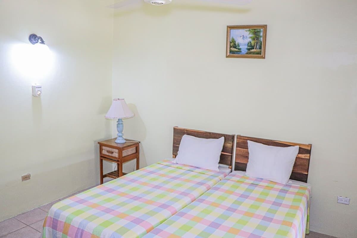 Quarto econômico | 2 quartos, ferros/tábuas de passar roupa, Wi-Fi de cortesia