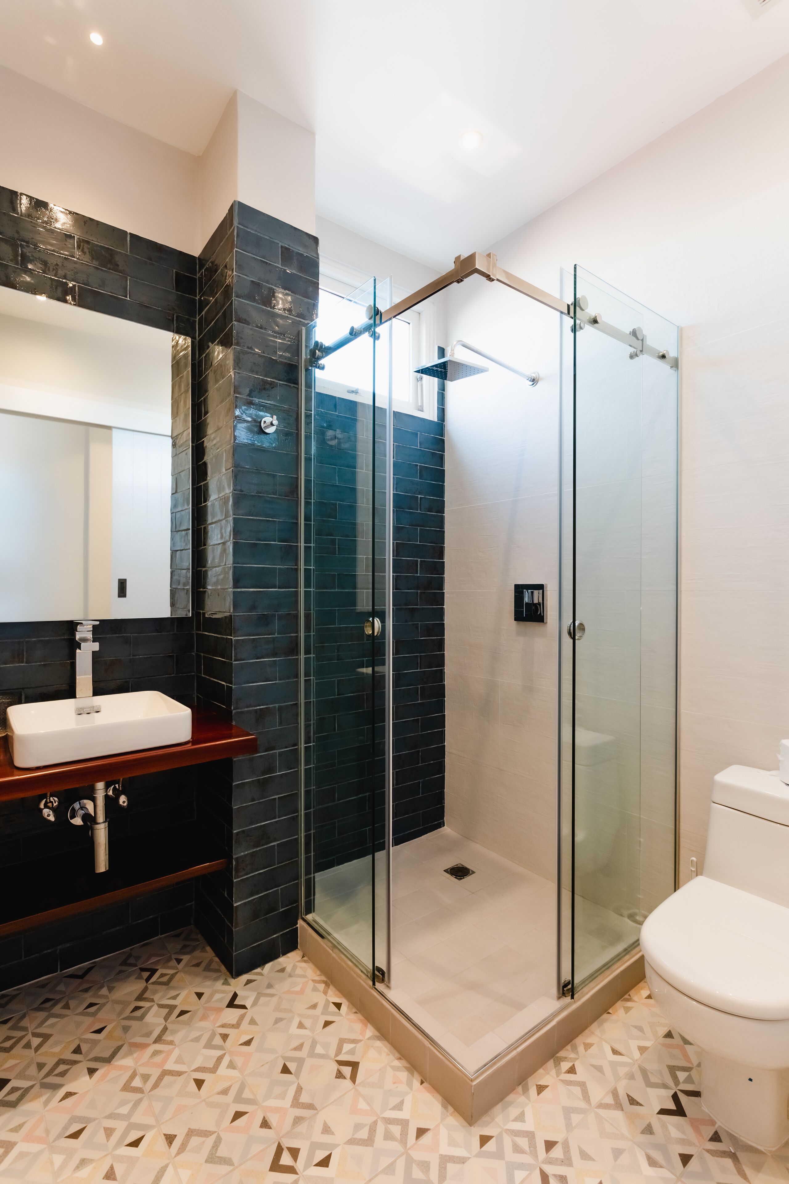 Apartamento luxo | Banheiro | Chuveiro, chuveiro com efeito de chuva, secador de cabelo, piso aquecido