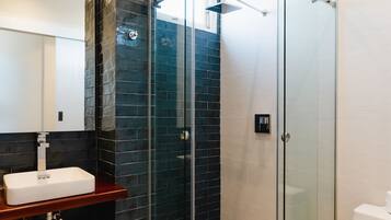 Apartamento luxo | Banheiro | Chuveiro, chuveiro com efeito de chuva, secador de cabelo, piso aquecido