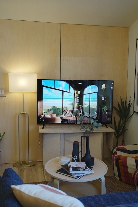 Downtown Vaulted Luxe Haus-near Napa. Walk Downtown. Pet-friendly! - Fairfield, CA