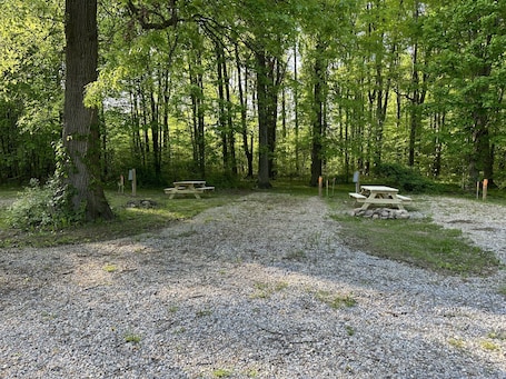 Trailer (RV Space Full Hookups #3) | Vista da propriedade. Prairie House RV Spaces